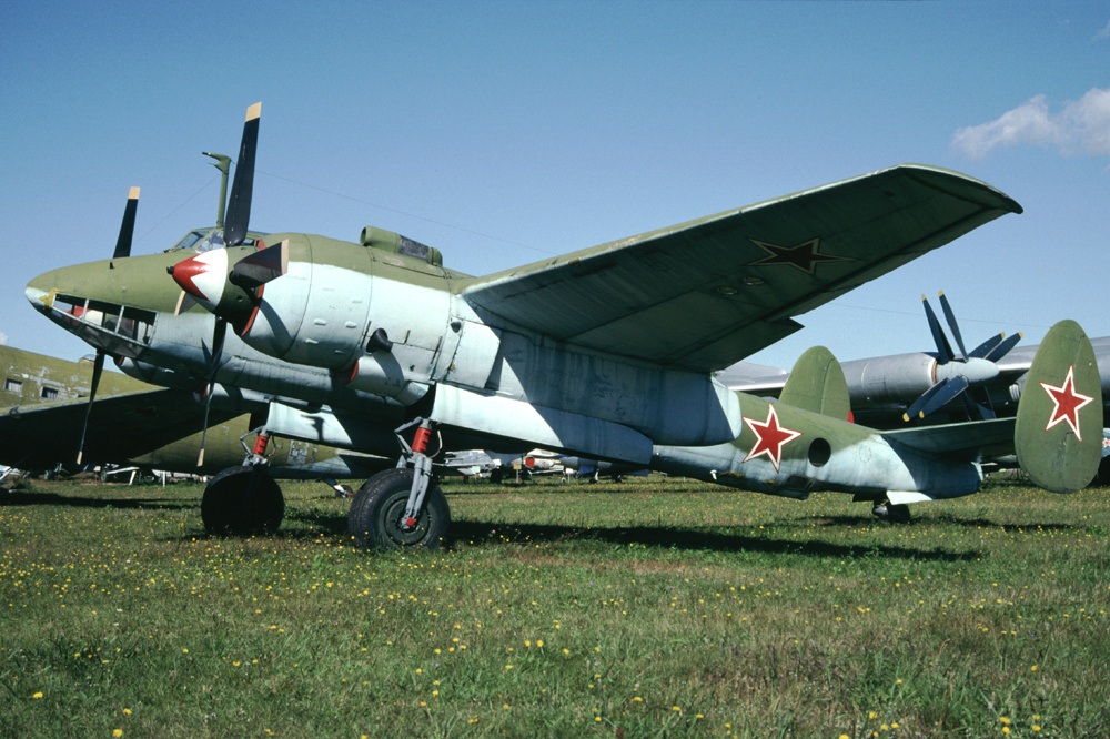 The Tu-2 bomber made by the Soviet Union flew into the sky of the front ...