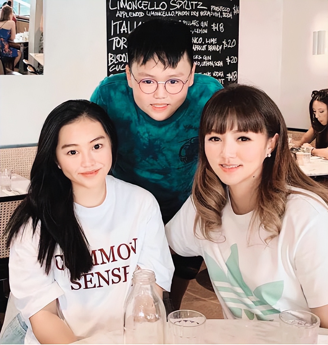 Li Ruien posted a recent photo!Picked up by his 17-year-old son, the 47 ...