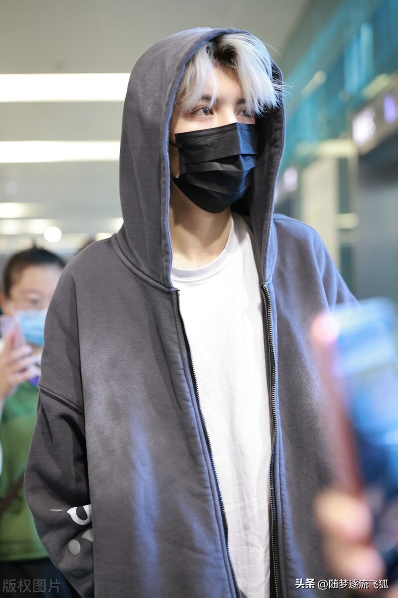 Ling Chao appeared at Shanghai Airport, wearing a gray sweater full of ...