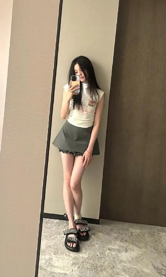 Liu Haocun shares his daily photos of wearing short skirts, showing his ...