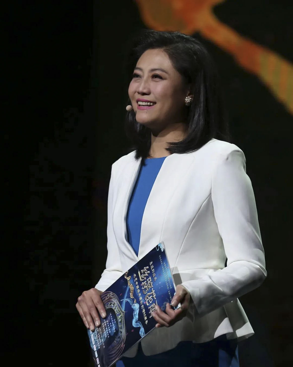 Li Jinhong: Accompanying the stage with deep affection - iNEWS