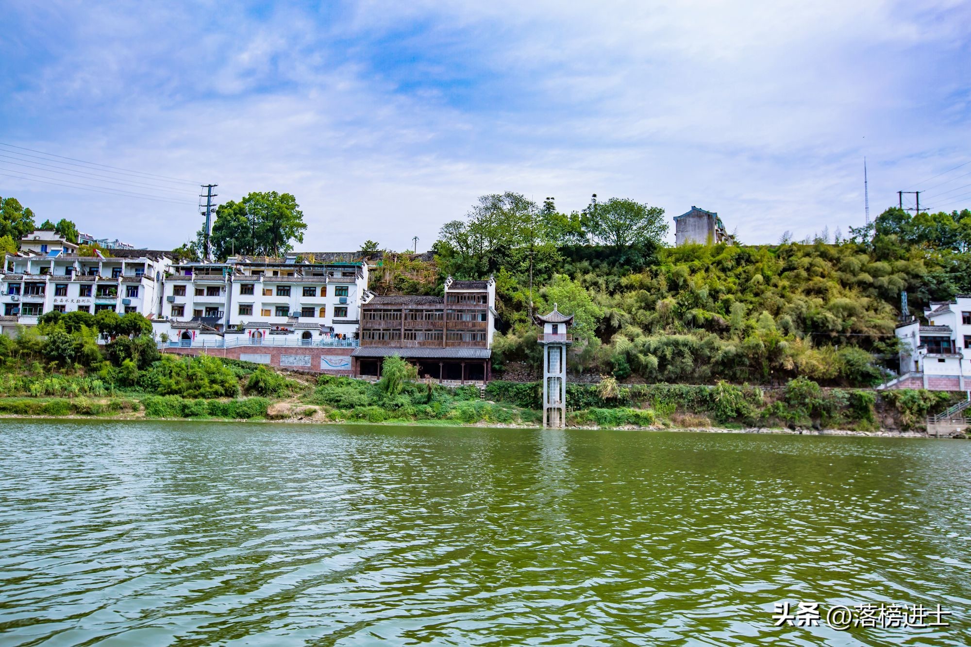Take a scull boat at the foot of Mount Huangshan and experience the ...