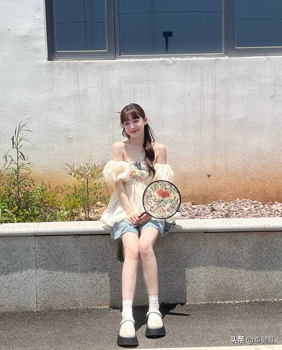 Xu Mengjie's summer style is exposed, blooming youthful charm and ...