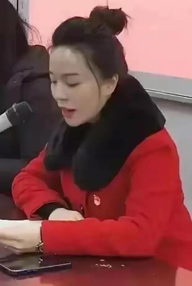 It's the Chinese New Year, and Xiao Dai accompanied the escort back to her husband's house in ...