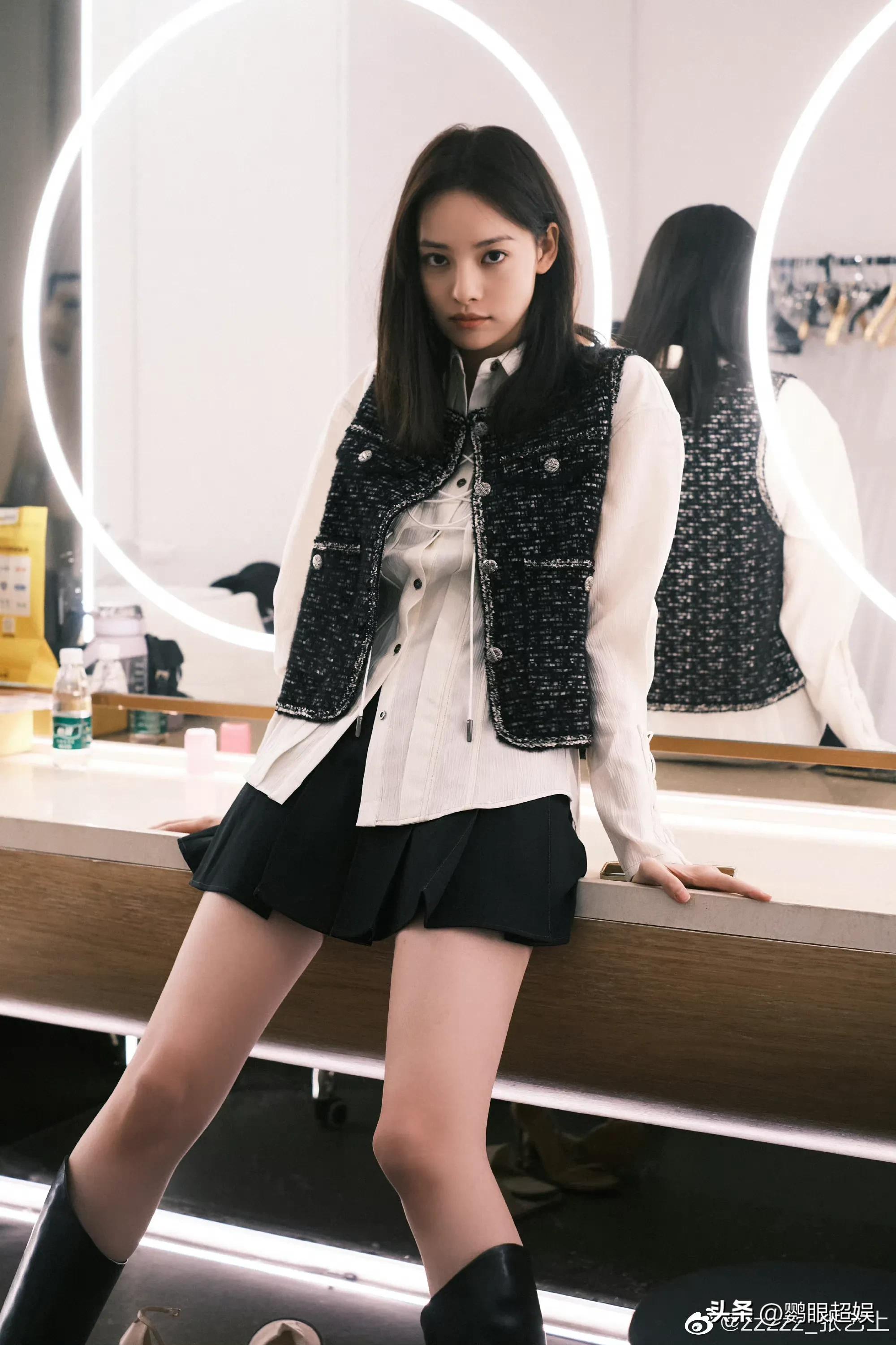 Zhang Yishang's white shirt and short skirt photo, so beautiful, this ...