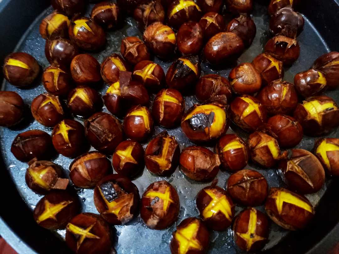Use the electric baking pan to make sugar-fried chestnuts, all of them ...