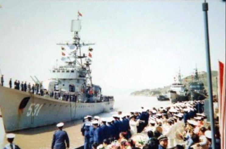 In 1987, Deng Xiaoping pointed to Liu Huaqing and Hong Xuezhi, and ...