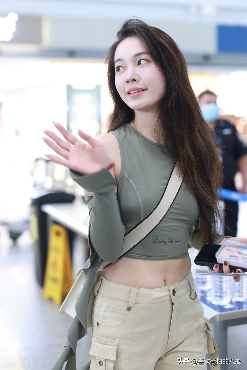 Fu Yaning appeared at Beijing Airport wearing a short T-shirt with her ...