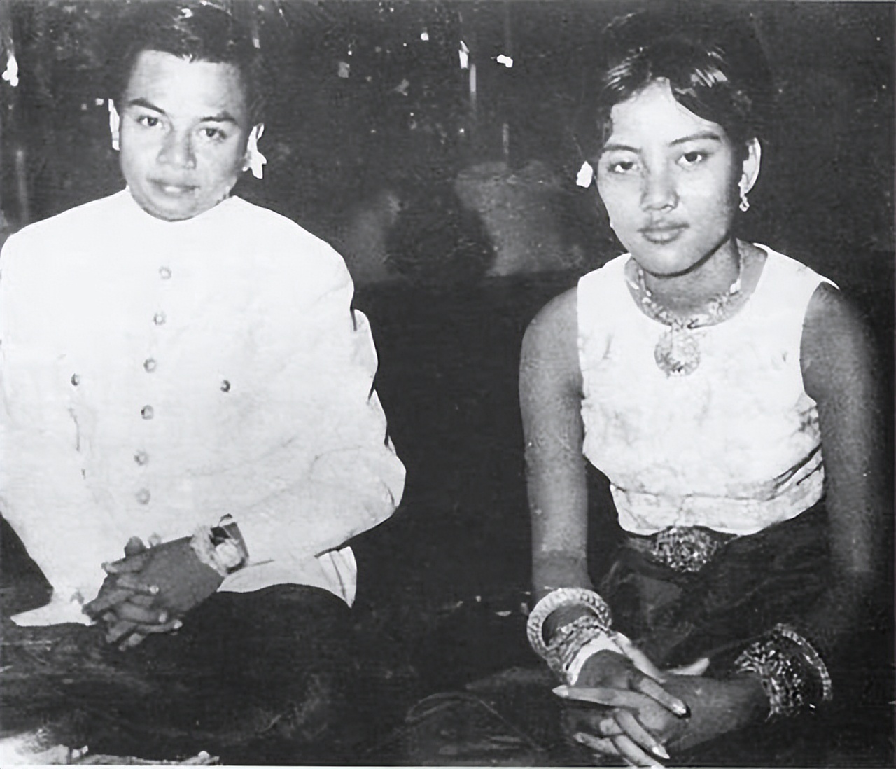 Cambodian historical photos: Queen Mother Moniliet is elegant and beautiful, Pol Pot is sad and ...