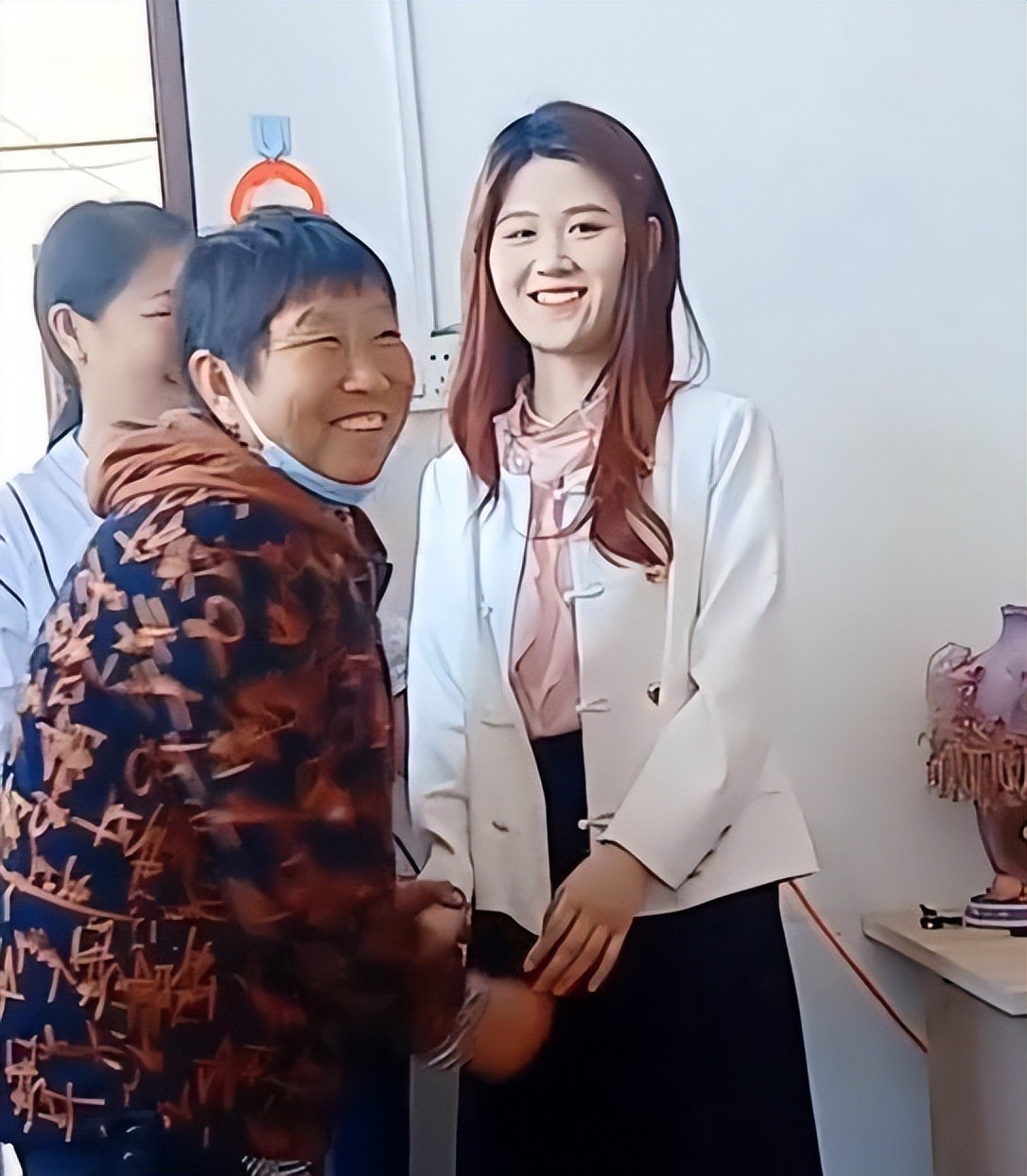 Zhu Xiaowei took Chen Meng home, and Mrs. Coat greeted her at the door, a very happy couple - iNEWS