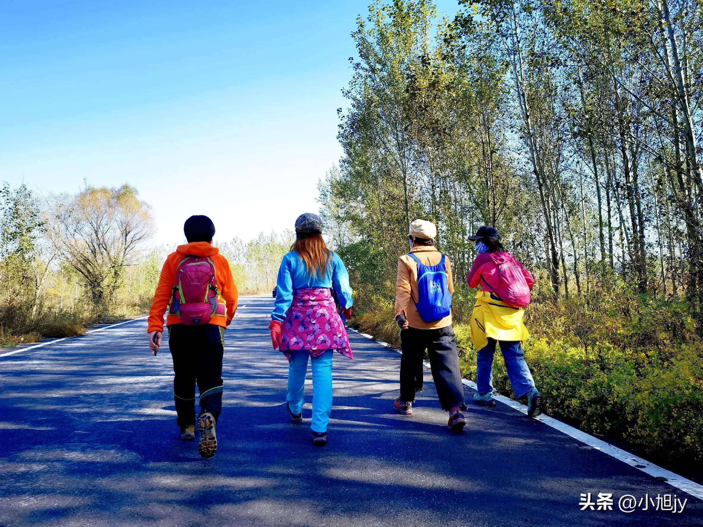 A hiking trail from Liaoyang Xiaotun to Jiangjiawan Village in the cold ...