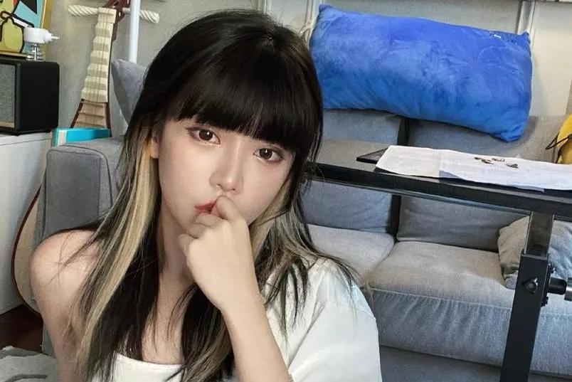 Zhou Shuyi stopped the broadcast without warning and tearful, shouting ...