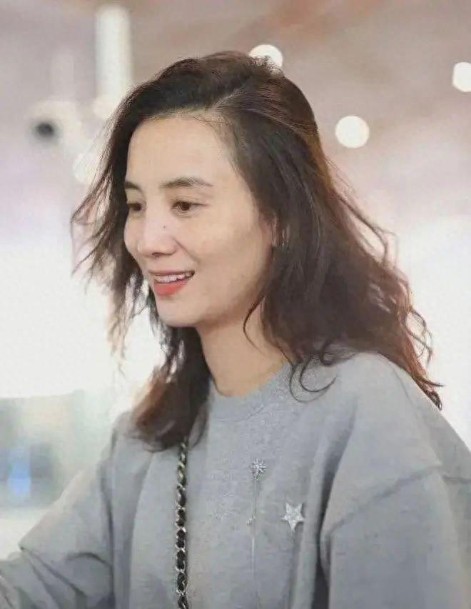 Song Jia was too confident when she walked into the airport without ...