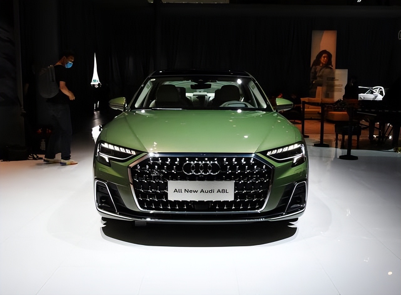 It is worthy of the "Made in Germany" A8L, equipped with a V8 engine, bursting out 571 ...