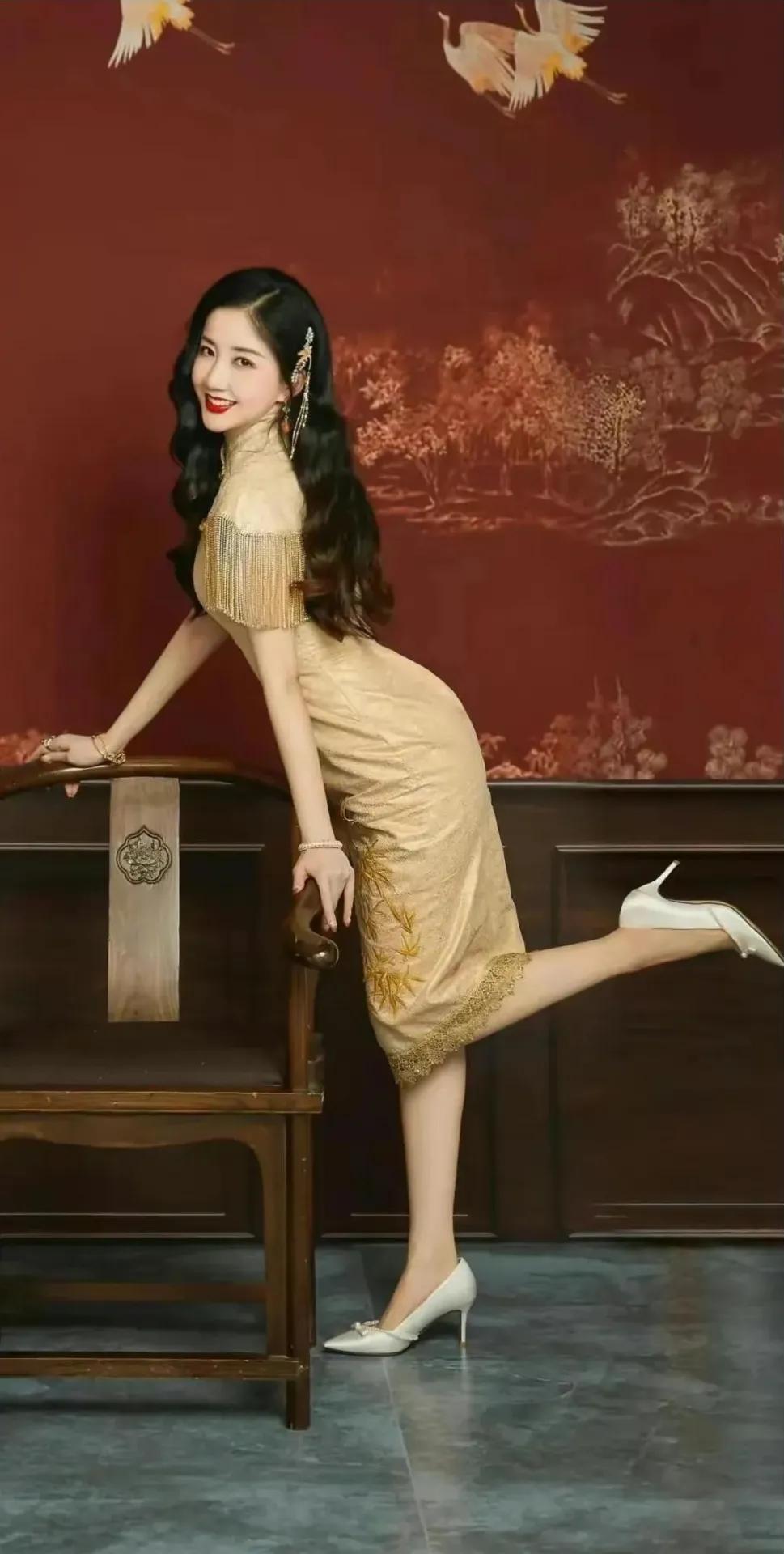 Chen Xinyu, elegant and generous, noble and glamorous, charming photo! - iNEWS