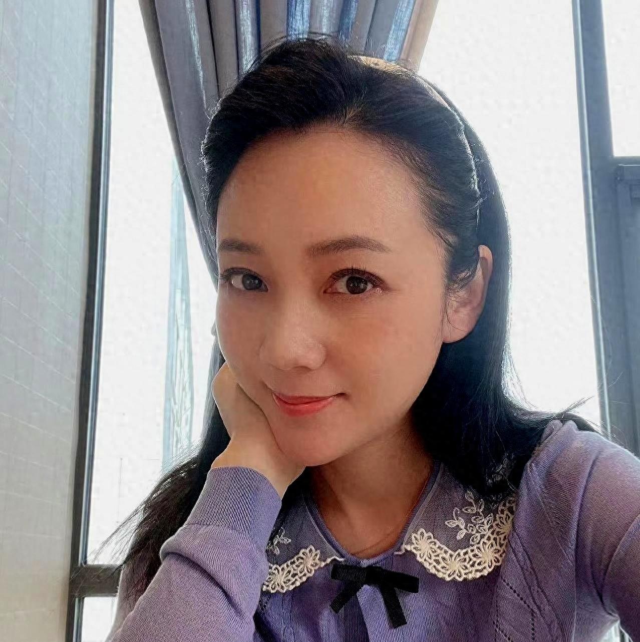 Finally showing his face? The lover of 51-year-old host Zhou Qun was exposed, which is very ...