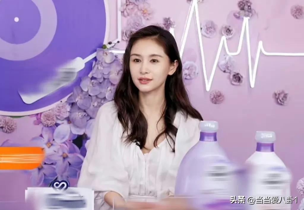 In Wang Ziwen's live broadcast, the white dress is elegant and elegant ...