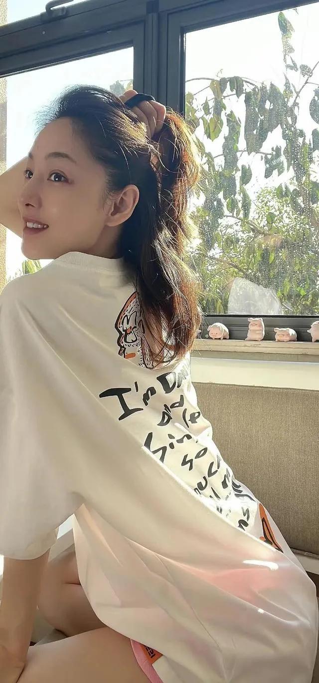 Star wallpaper beautiful picture - Zhao Yuanyuan 866 issue - iNEWS