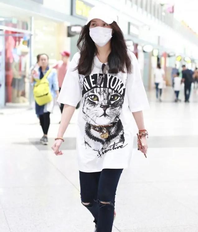 "Ha ha laugh" ripped jeans paired with a white sweater, Shu Qi ...