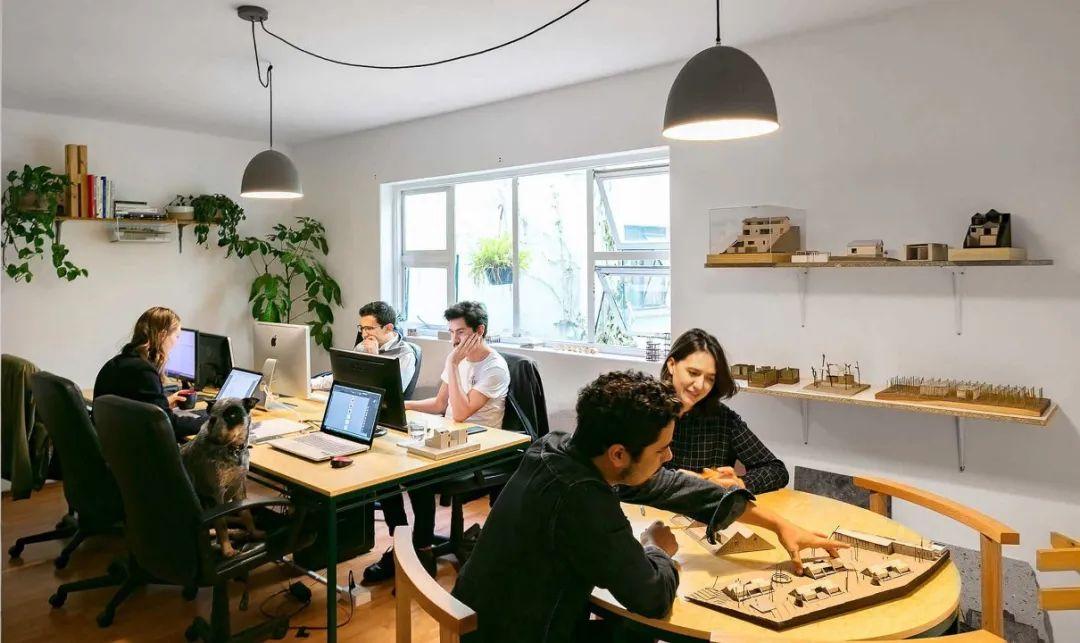 "Sell" to the future?Why computer leasing with controllable cost and ...