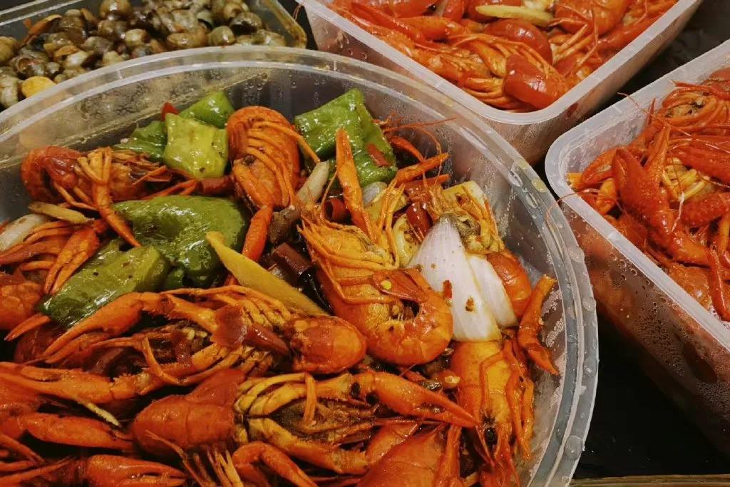 Spicy and fragrant braised prawns are the authentic flavor of the ...