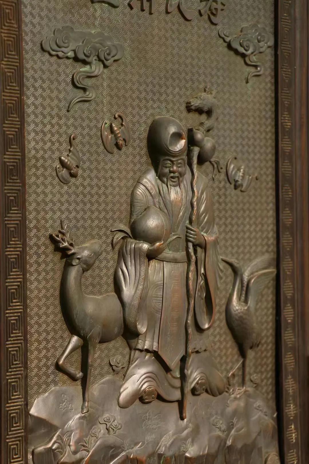 The clouds and smoke on the case are full of interest - iMedia