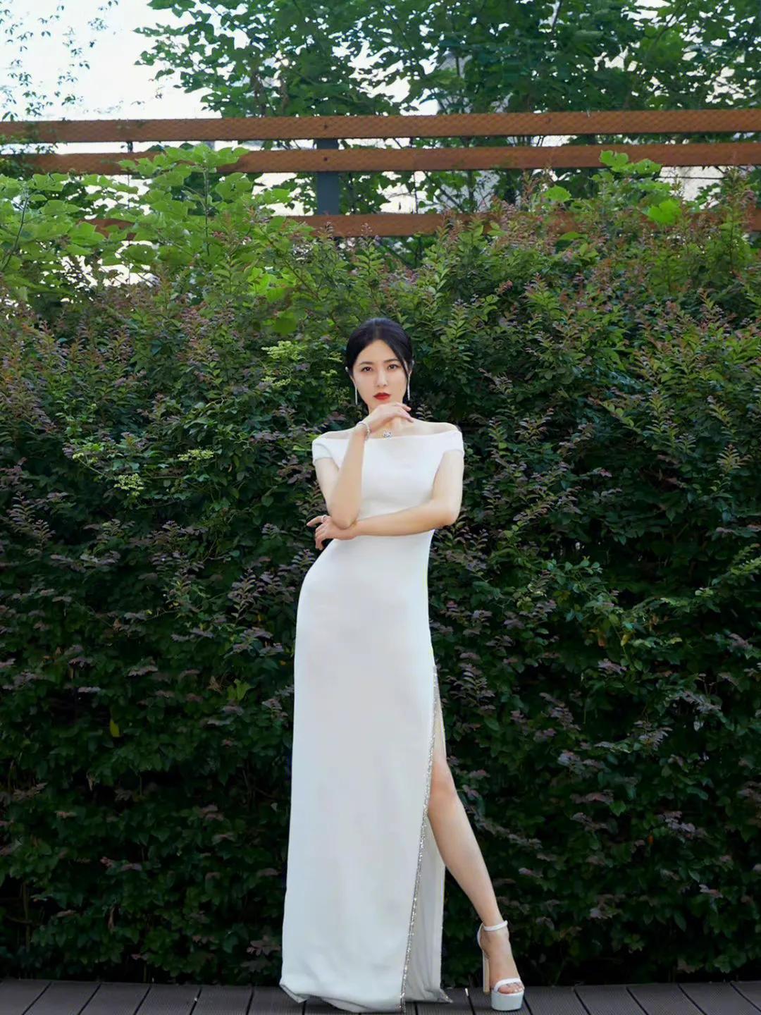 Zeng Li is so beautiful, with a unique dressing formula. - iNEWS