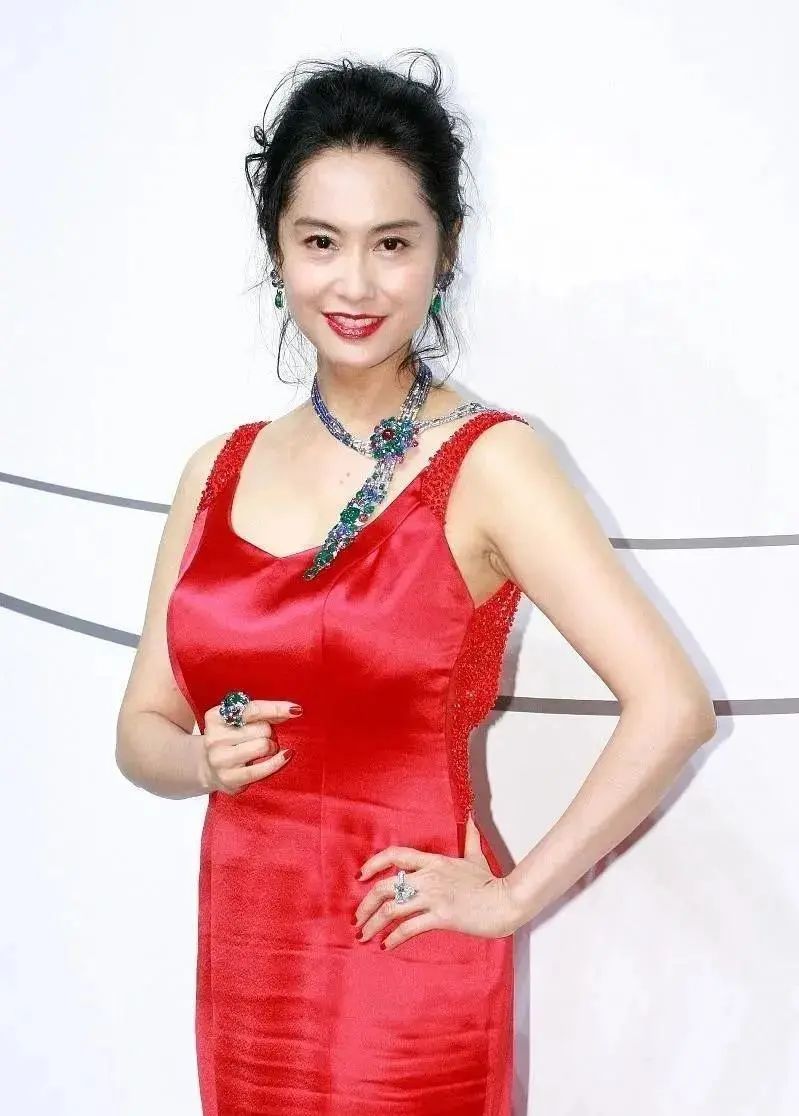 Athena Chu has a round figure weighing 130 catties! Wearing a satin ...