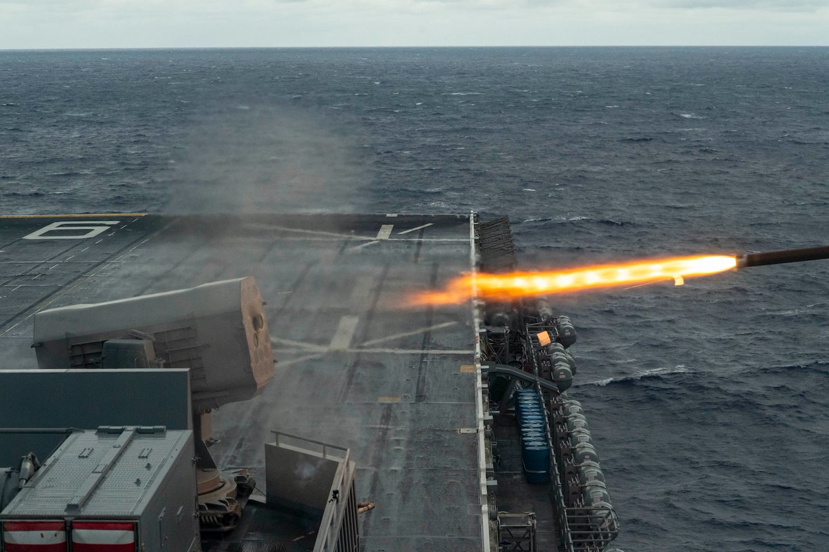 The People's Liberation Army's 052D cuts across, the US ship is ...