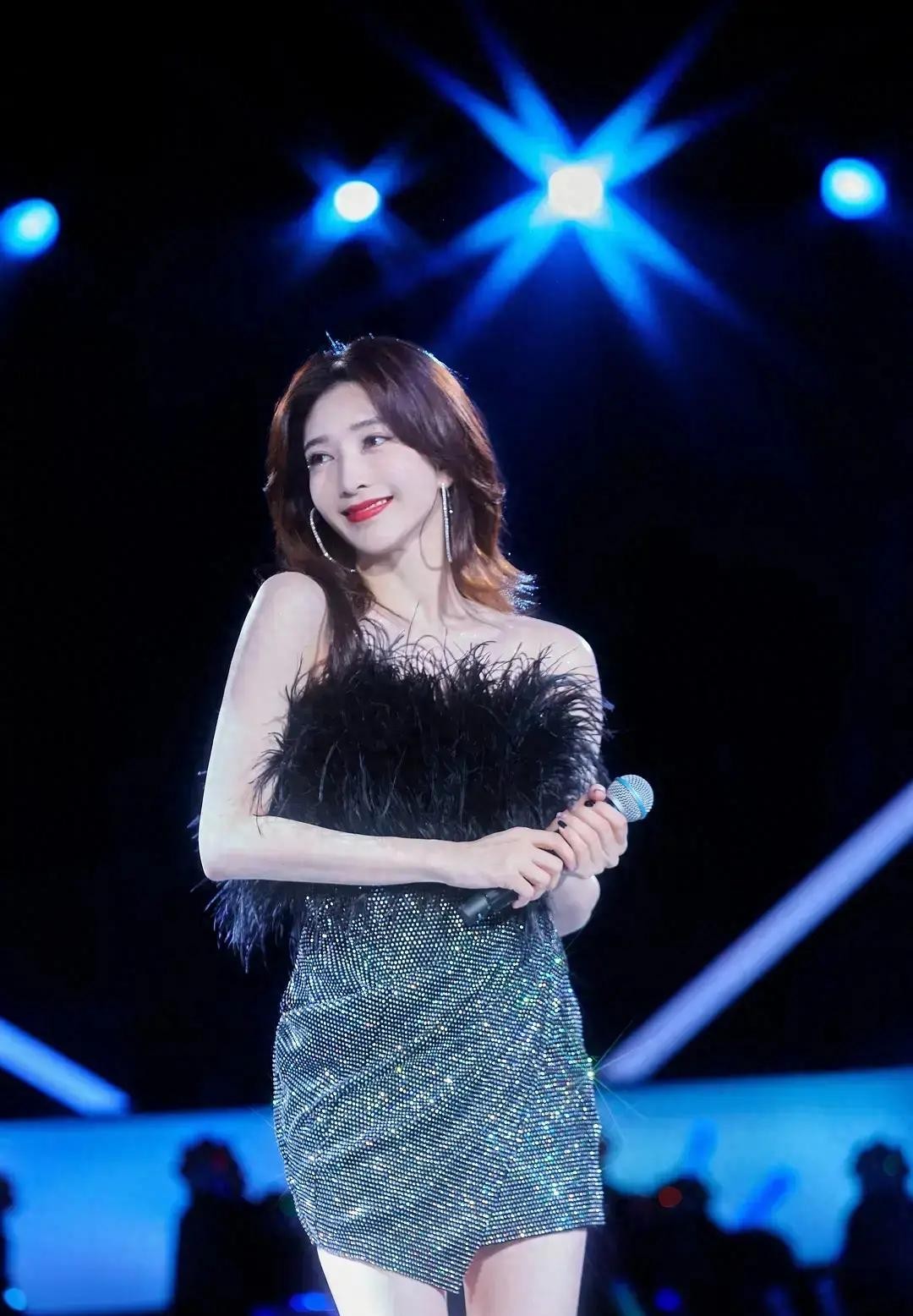 They all played the role of "saleswoman". Put Zhang Yuqi, Jiang Shuying and Chen Hao together ...