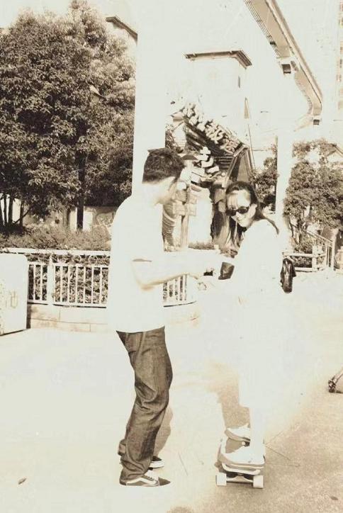Ai Jiani posted a family photo, happy to complain that Wang Yanlin's ...