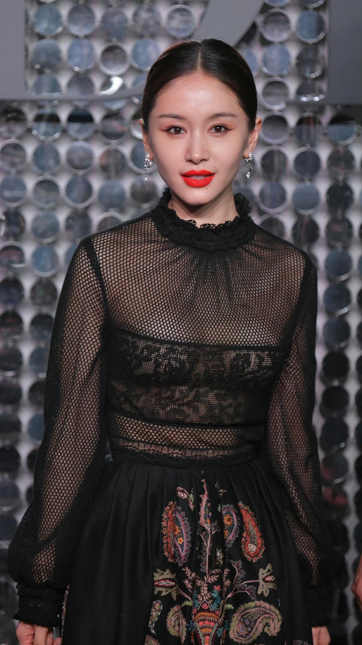 Wang Ziwen is more and more relaxed, wearing a black see-through dress, not tall but very ...