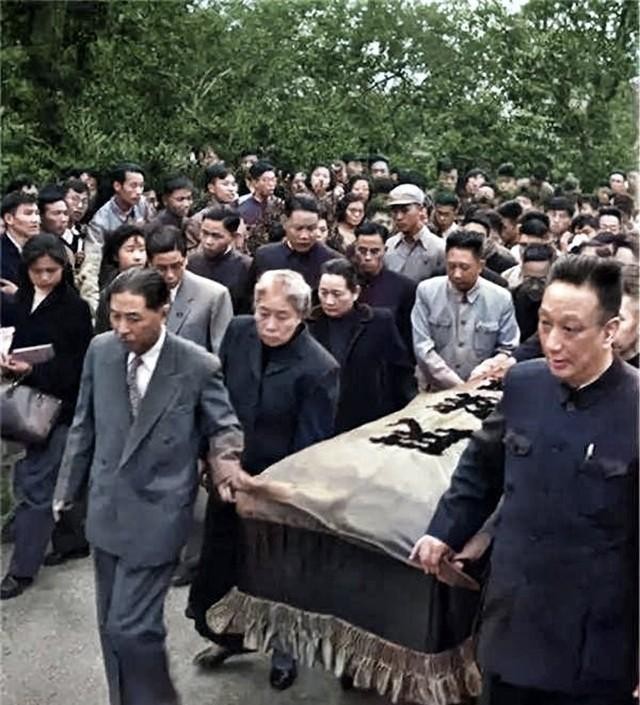 In 1956, when Lu Xun was reburied, the cover of the tomb was opened and ...