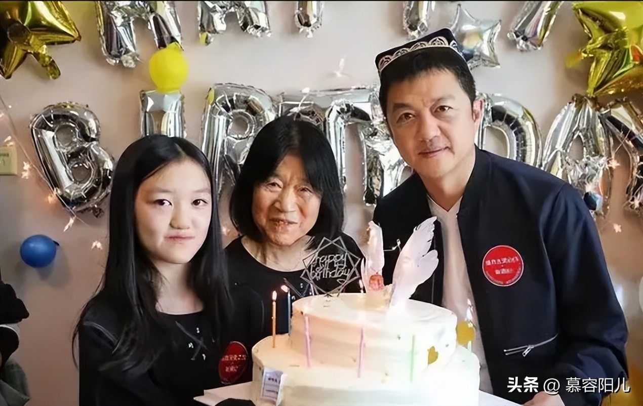 Li Yan's 17th birthday photo was exposed, her eyes are sharp and her ...