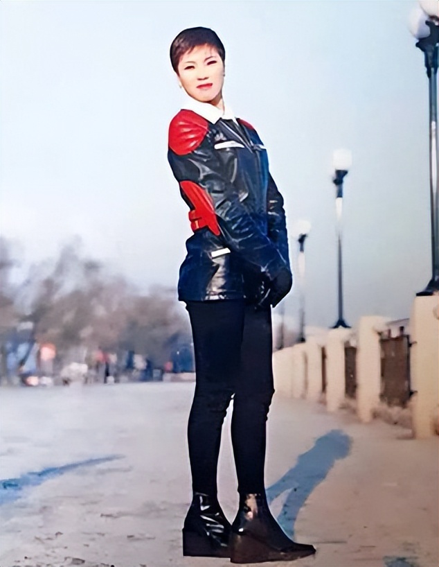 Merry nun Shi Zhiding: Drives a luxury car, lives in a villa, wears a wig and black silk, and ...