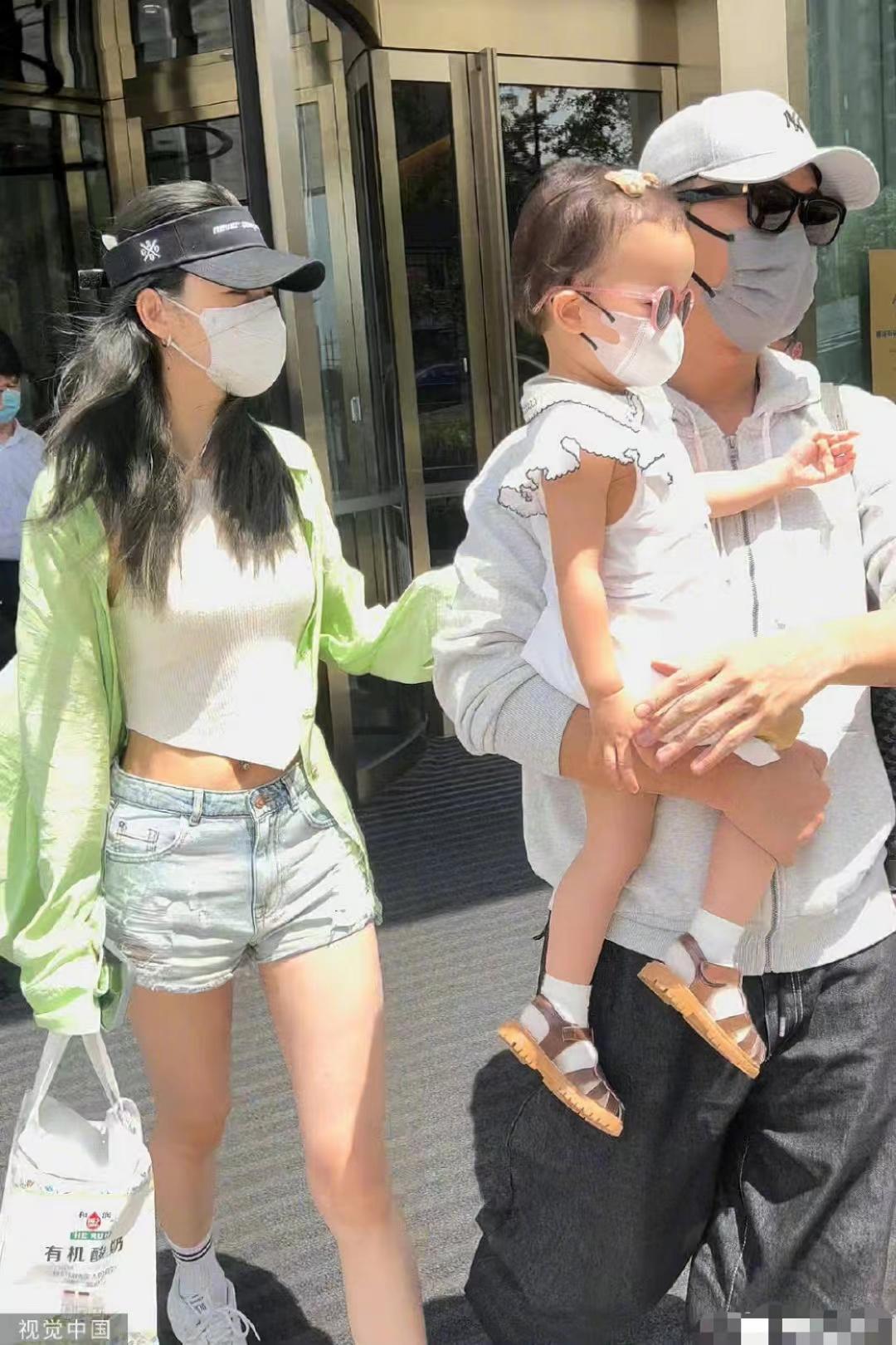 42-year-old Lin Feng rarely shows up with his sweet wife, walks like a ...