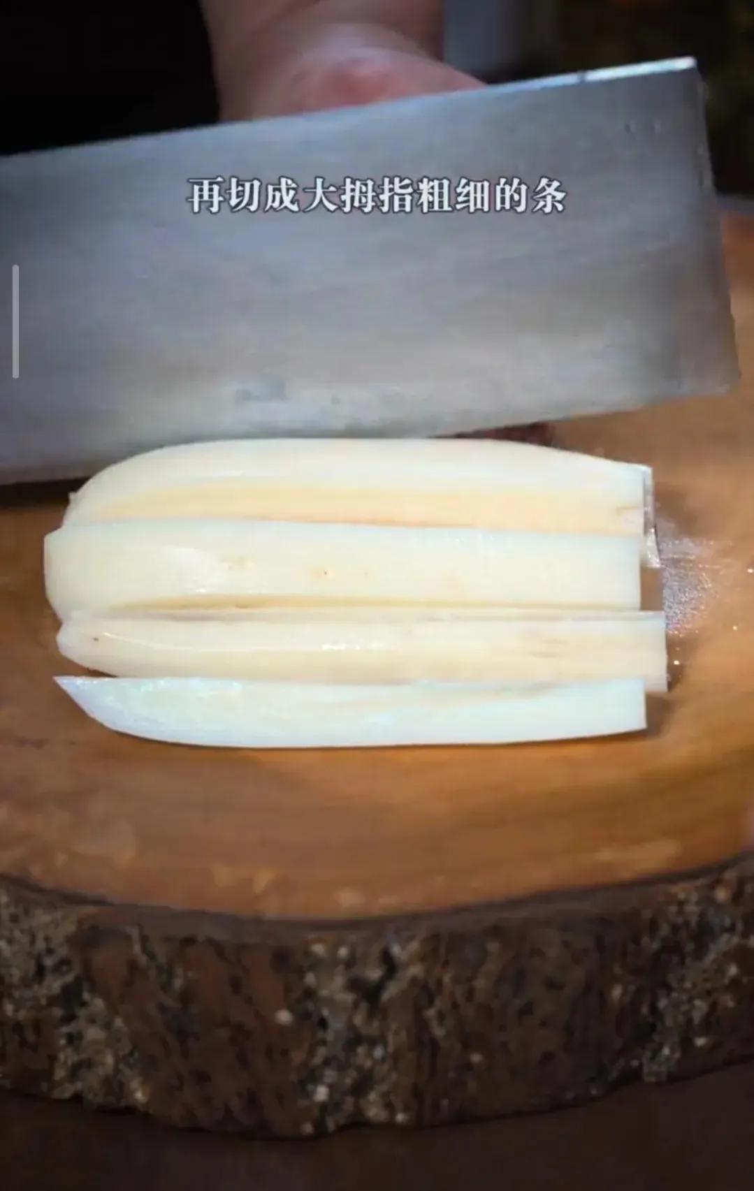 Let's arrange this Hubei specialty dish with fish and lotus root. The ...