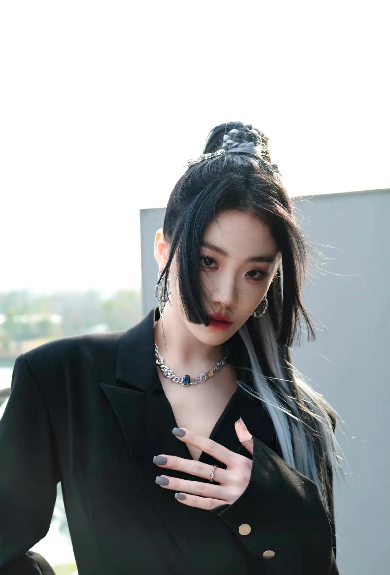 Yu Yan's princess cut with a retro high ponytail, cool and stylish - iNEWS