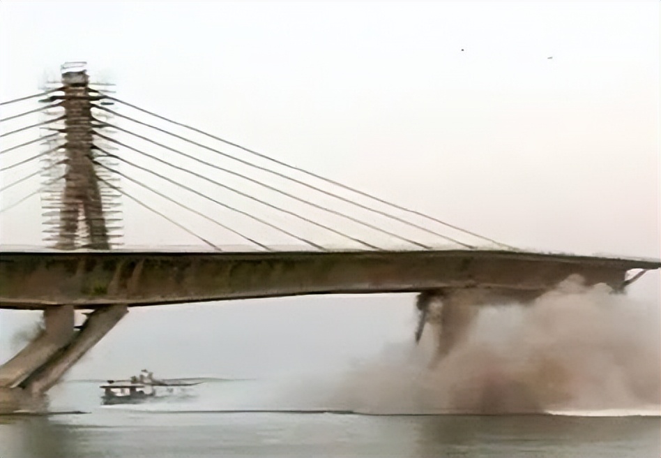 India is building the Ganges Bridge: Seeing its bridge collapse, seeing ...