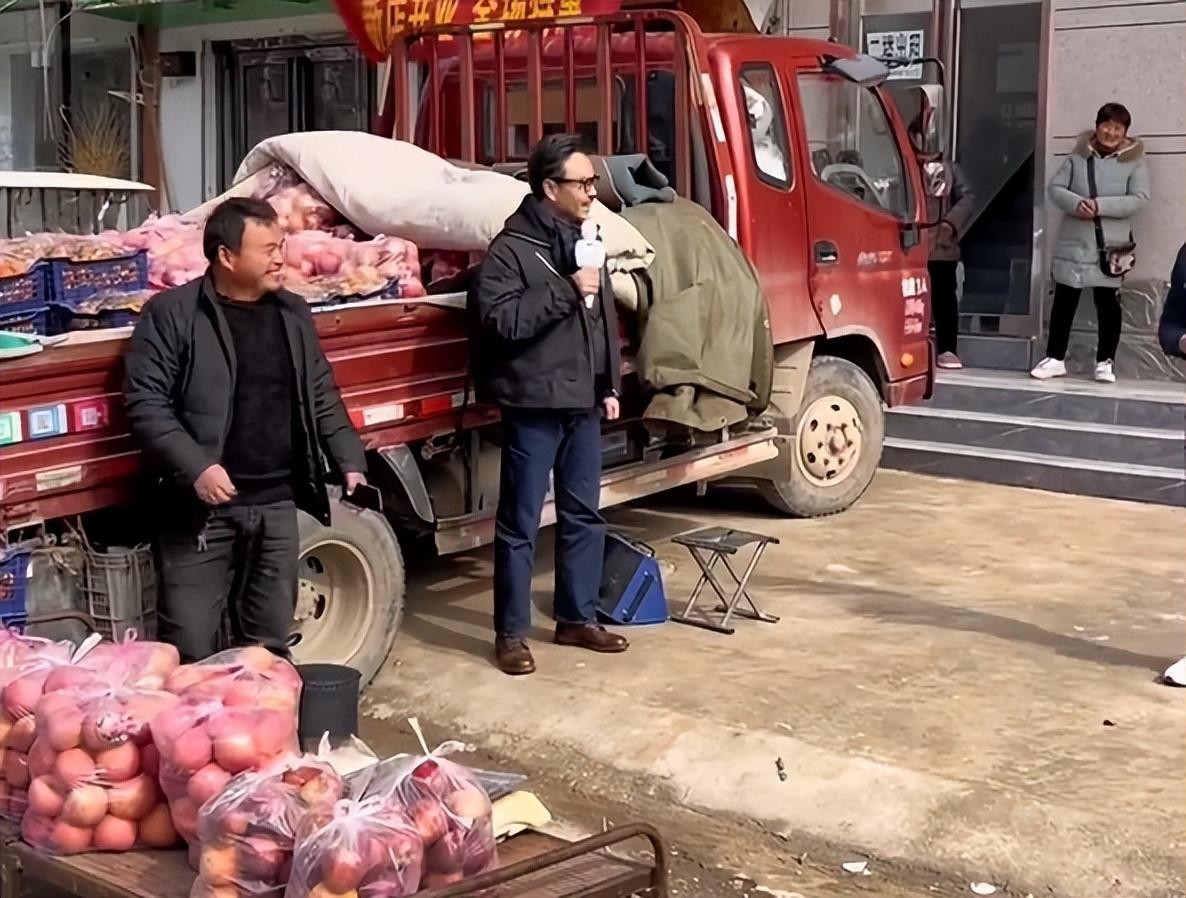 Well-known host Wang Han sells fruit on the street! Business is bleak ...