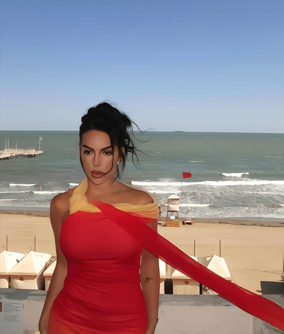 Georgina took a private jet to Venice and boldly showed off her sexy ...