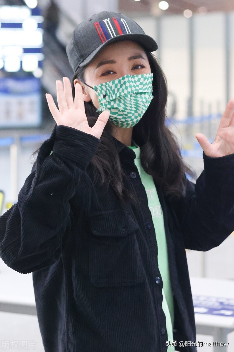 Huang Xiaolei Street Shot: Elegant long hair is fresh and bright, interacting with fans is super ...