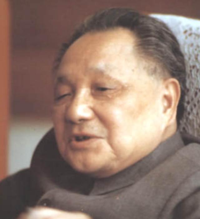 In 1981, Deng Xiaoping received Jin Yong, Jin Yong was late, Deng Gong ...