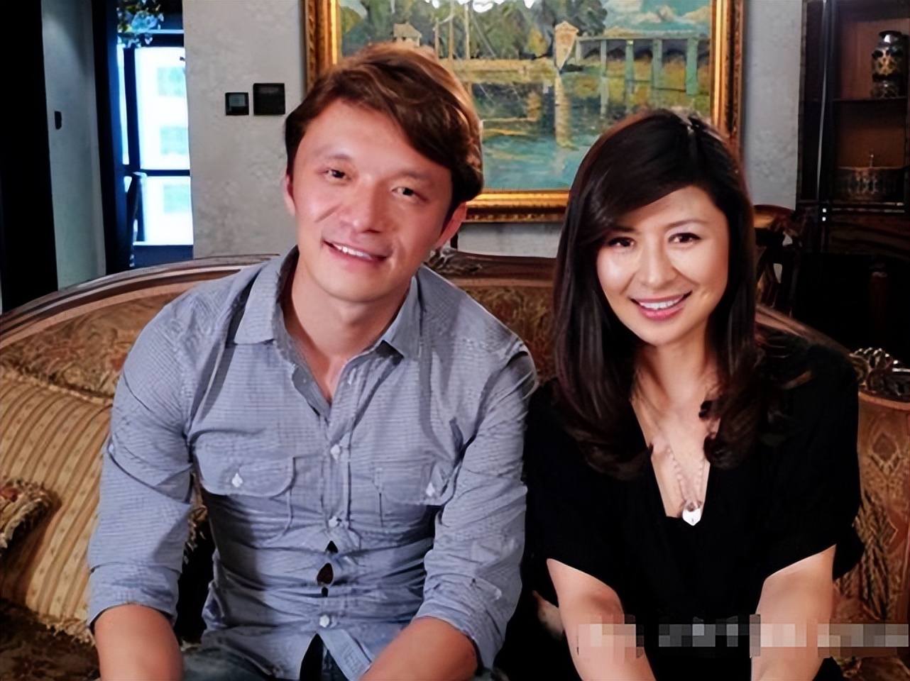 The 49-year-old host Chen Lei is married to a professor for the second time. She wears a white ...