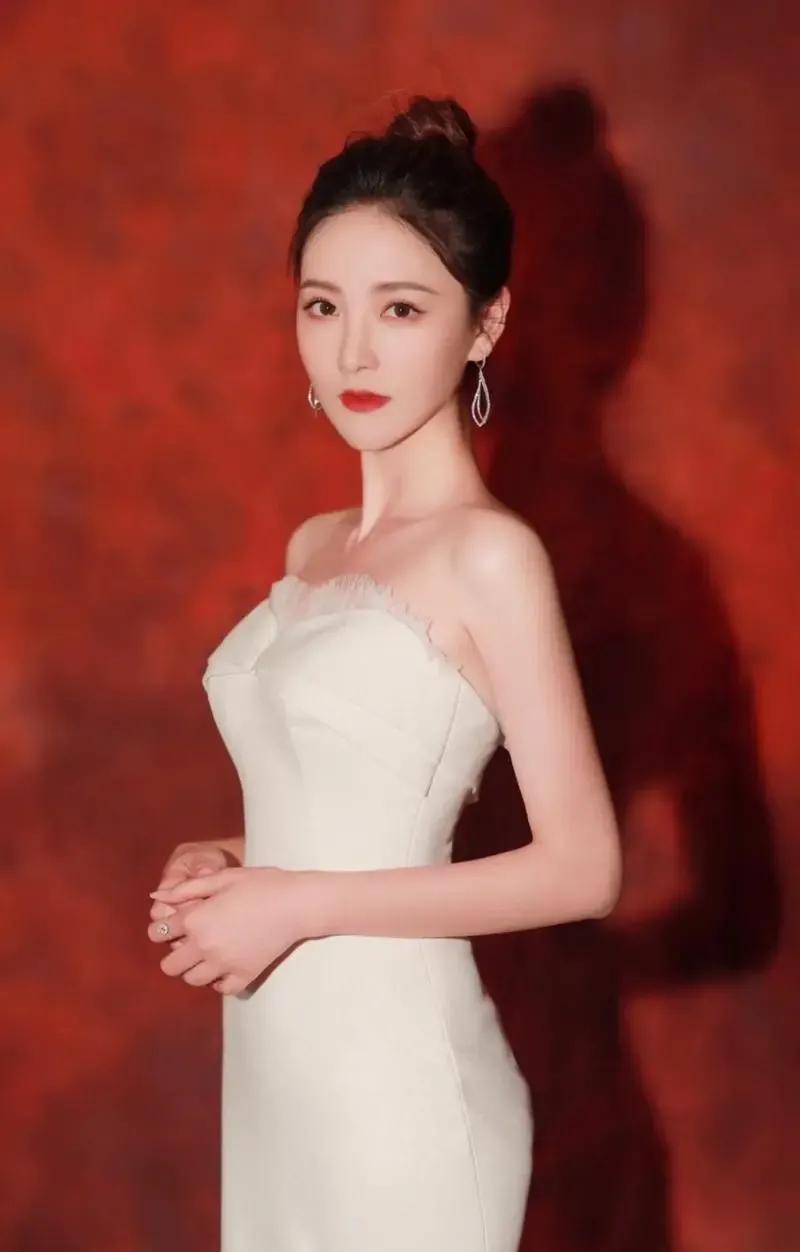 Yan Zhi acts as CCTV host Li Daner - iNEWS