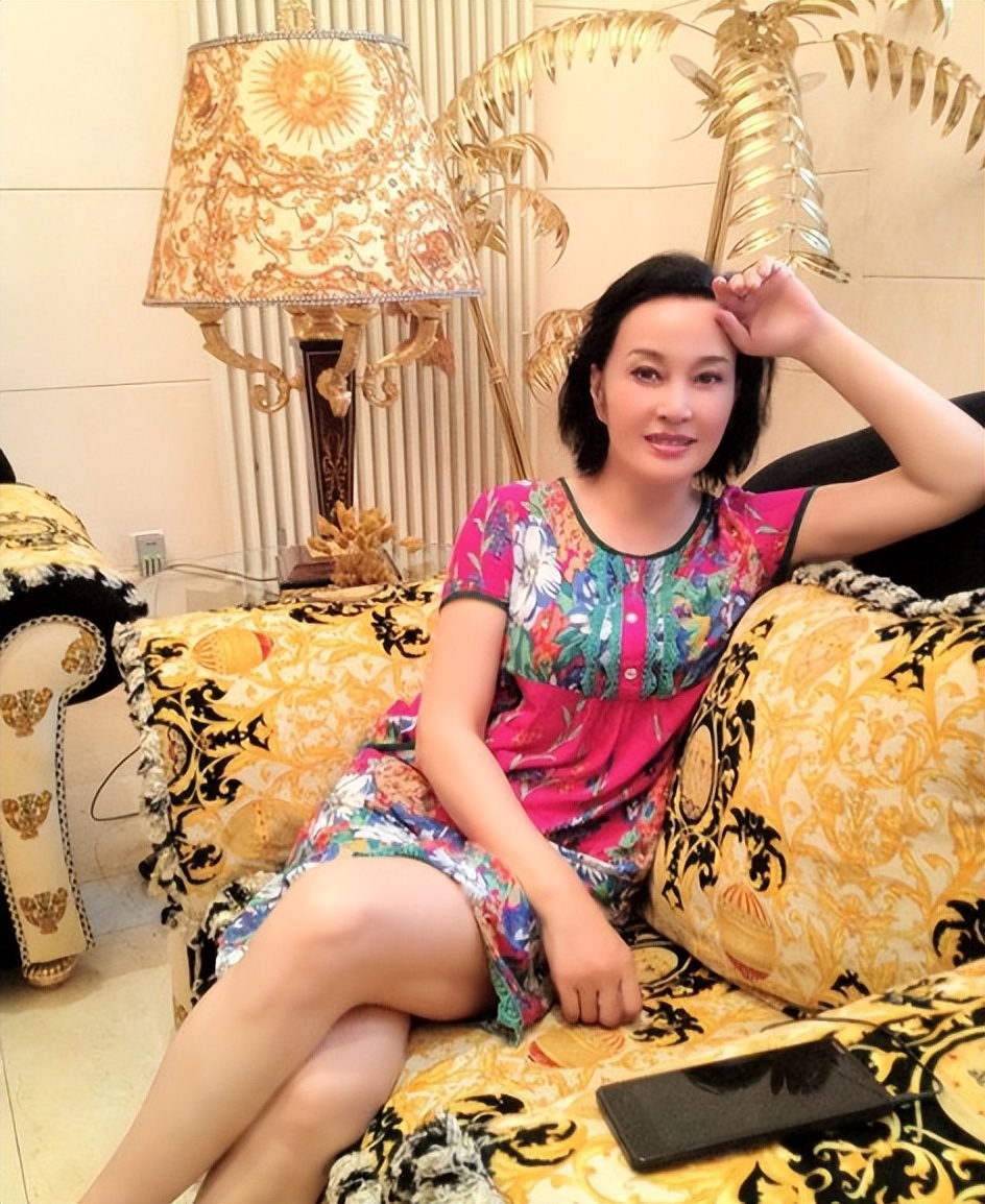 Liu Xiaoqing: Married 4 times and cheated on her twice. She owns 19 luxury homes. Now she is 60 ...