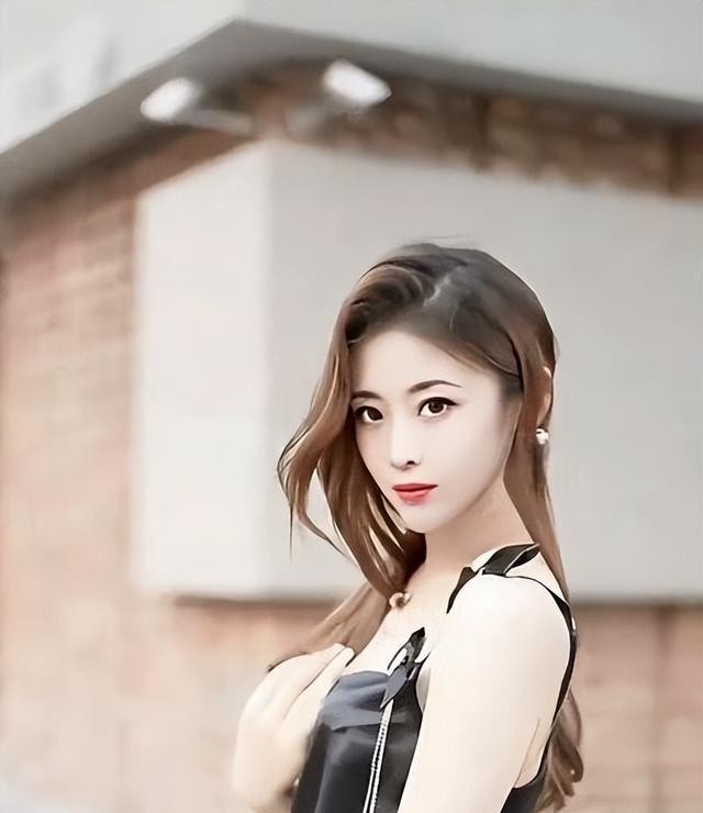 Xu Ziyao is so beautiful in a belly-baring outfit! The belly is cute, and the figure is convex ...