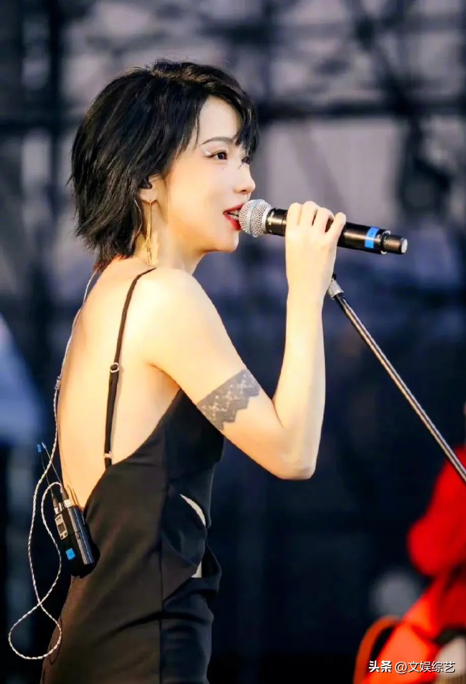 Liu Lianmei went out of the circle and let herself go in a suspender ...