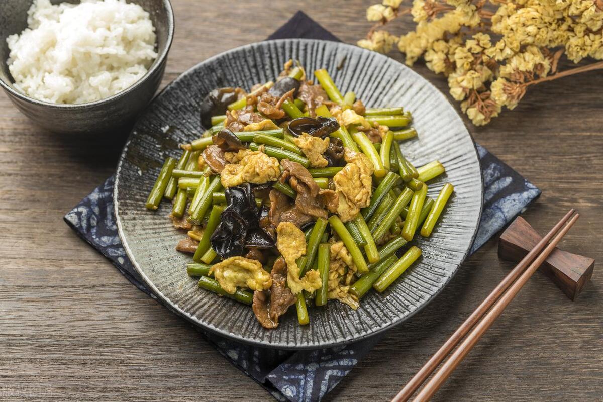 The beef is soft and tender, the garlic moss is fresh and sweet, the ...