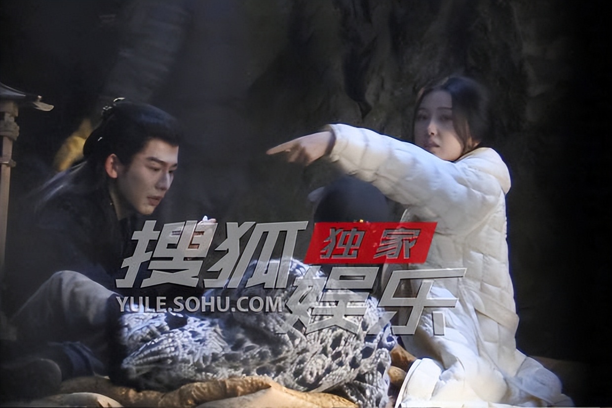 Guo Jingming lay on his side to give lectures to Yu Shuxin and Zhang ...